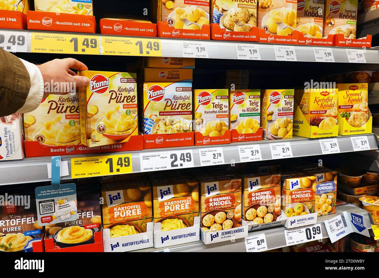 Instant food packings in a store Stock Photo - Alamy