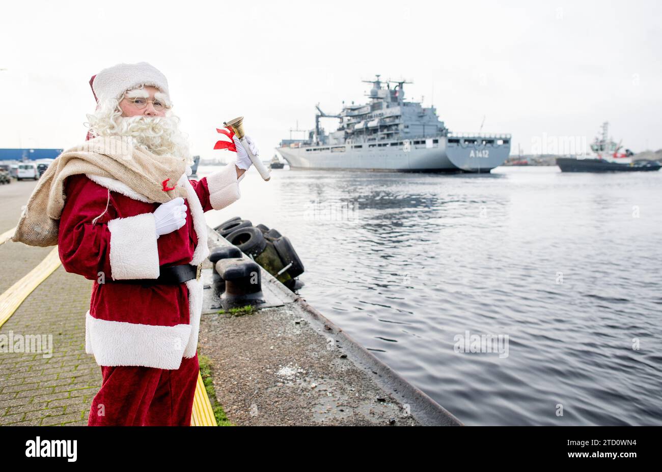15 December 2023, Lower Saxony, Wilhelmshaven: A marine dressed as ...