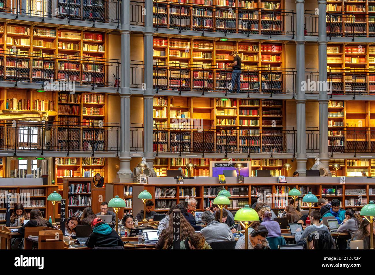 The magnificent Oval reading room at Bibliotheque Nationale de France ...
