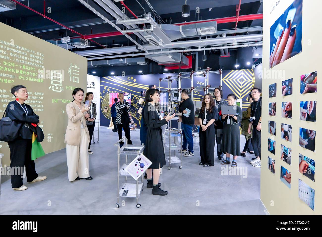 (231215) -- XIAMEN, Dec. 15, 2023 (Xinhua) -- People visit the ninth ...