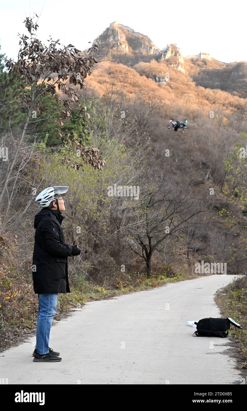 (231215) -- TIANJIN, Dec. 15, 2023 (Xinhua) -- Li Zhe uses a drone to ...