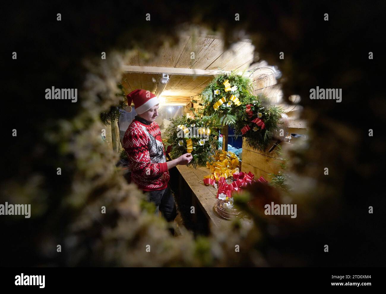 Stephen Roxburgh make Christmas wreaths at the Blair Drummond Smiddy ...