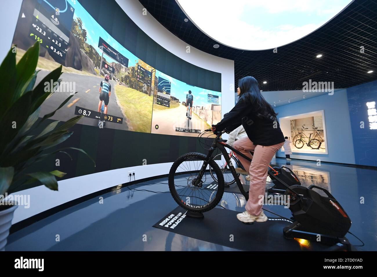 (231215) -- TIANJIN, Dec. 15, 2023 (Xinhua) -- A visitor tries a ...