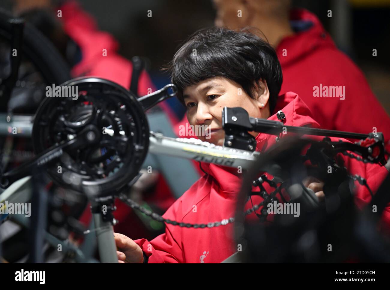 (231215) -- TIANJIN, Dec. 15, 2023 (Xinhua) -- A worker assembles a ...