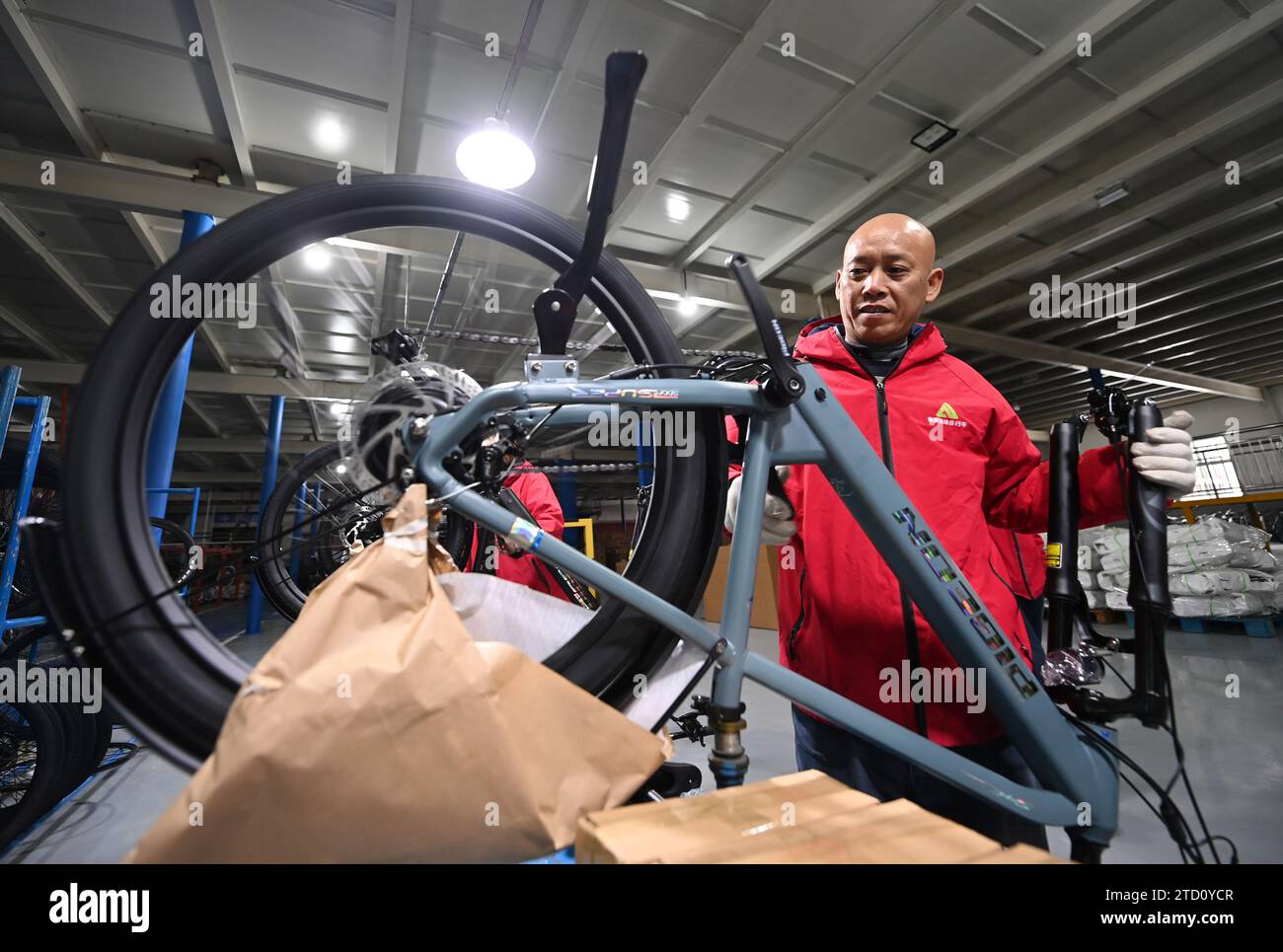 (231215) -- TIANJIN, Dec. 15, 2023 (Xinhua) -- A worker assembles a ...