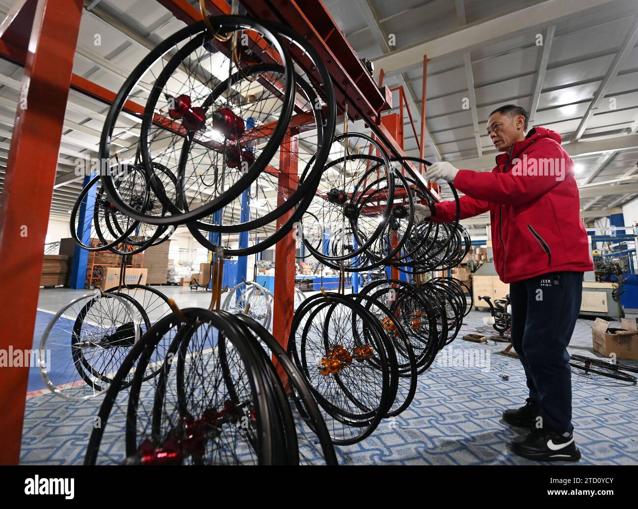 (231215) -- TIANJIN, Dec. 15, 2023 (Xinhua) -- A worker arranges ...