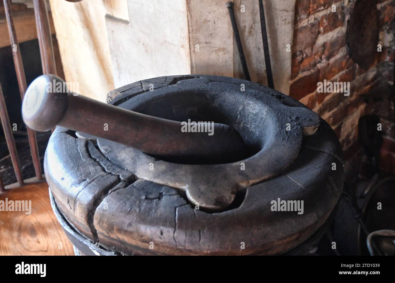 Mortar pestle medieval hi-res stock photography and images - Alamy