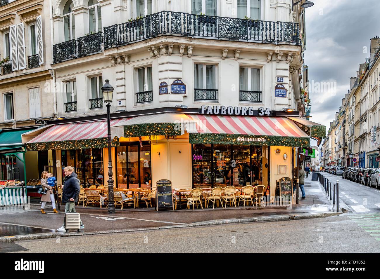 Paris corner cafe montmartre hi-res stock photography and images - Alamy