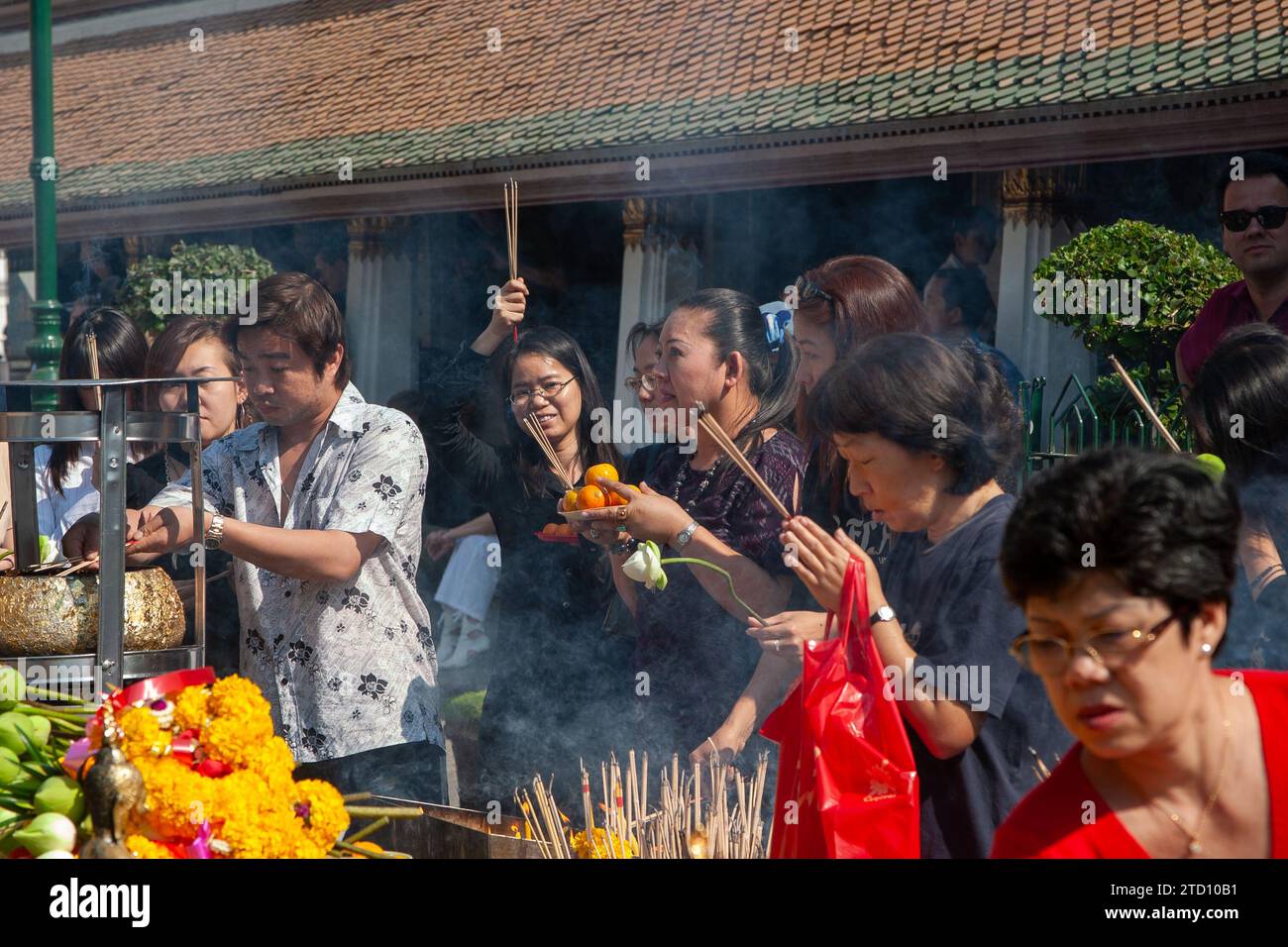 Worshipers in the temple offer a offering Stock Photo - Alamy