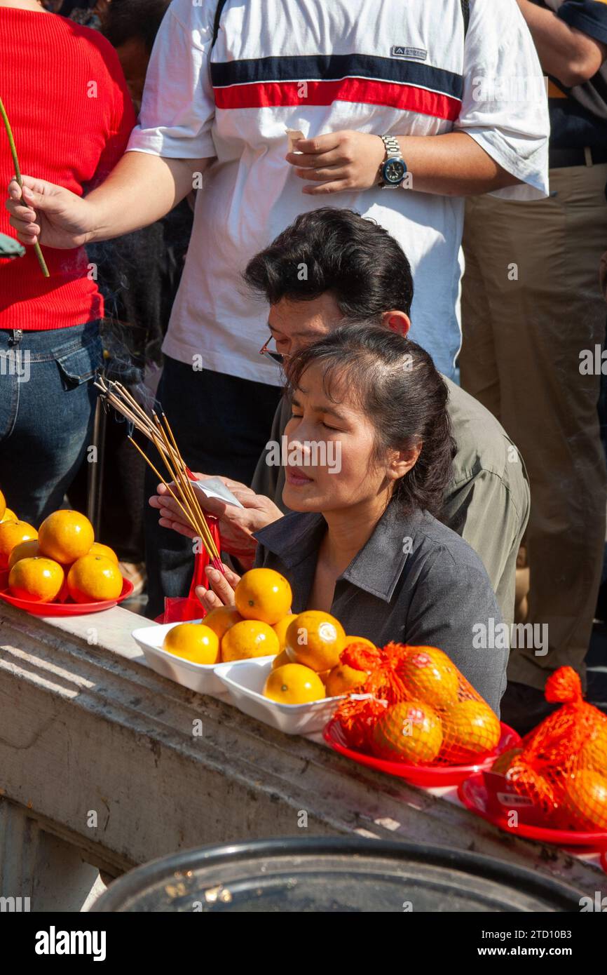 Worshipers in the temple offer a offering Stock Photo - Alamy