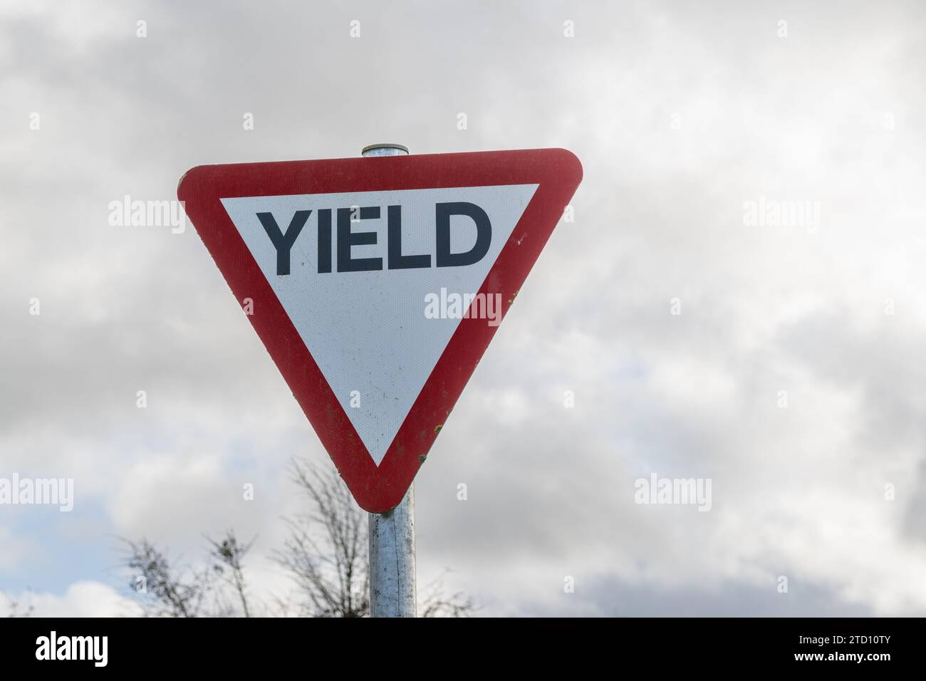 Yield sign hi-res stock photography and images - Alamy