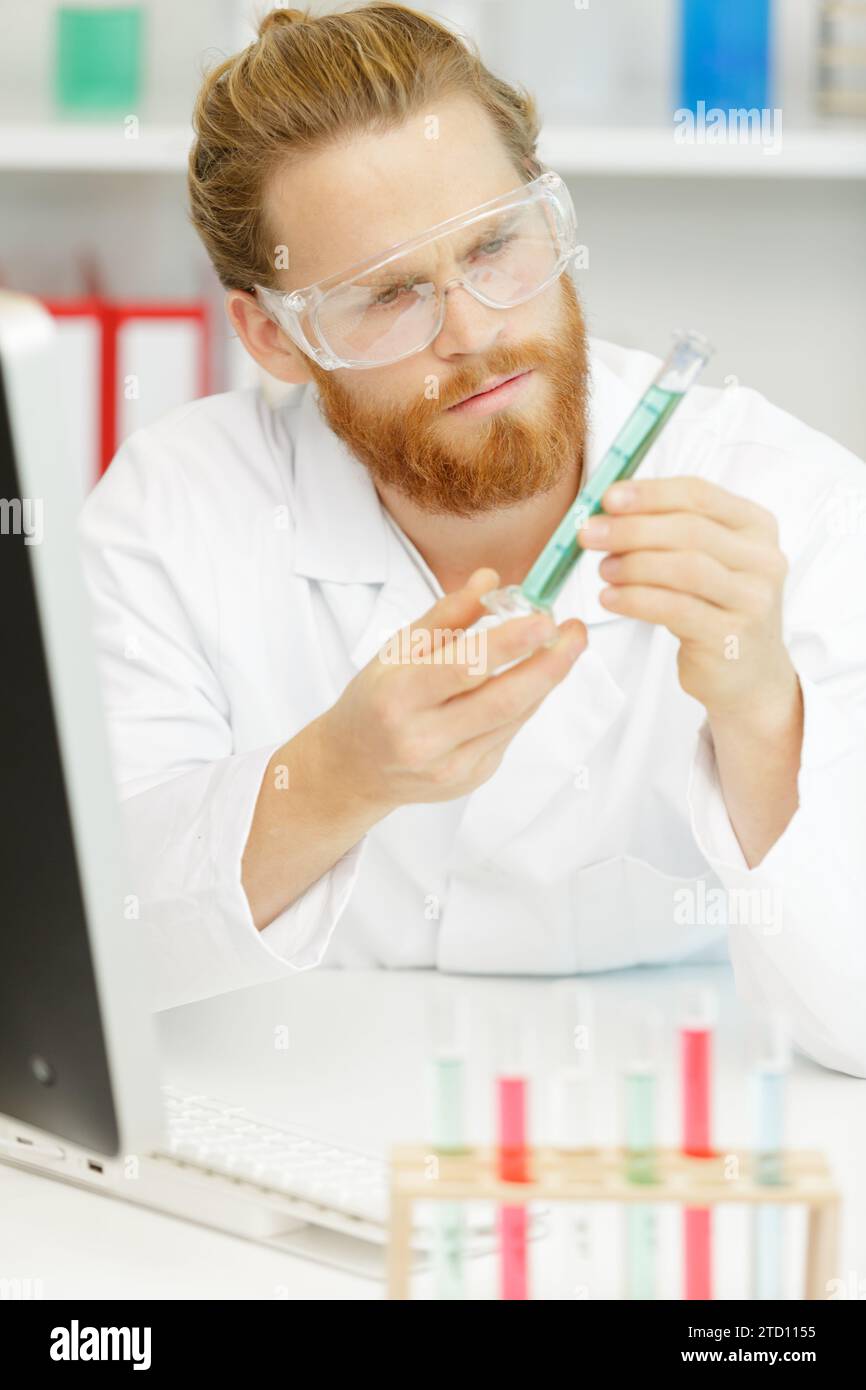 Lab worker with a pipette hi-res stock photography and images - Alamy