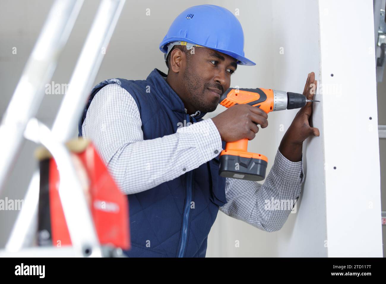 Man drills wall drill hi-res stock photography and images - Alamy