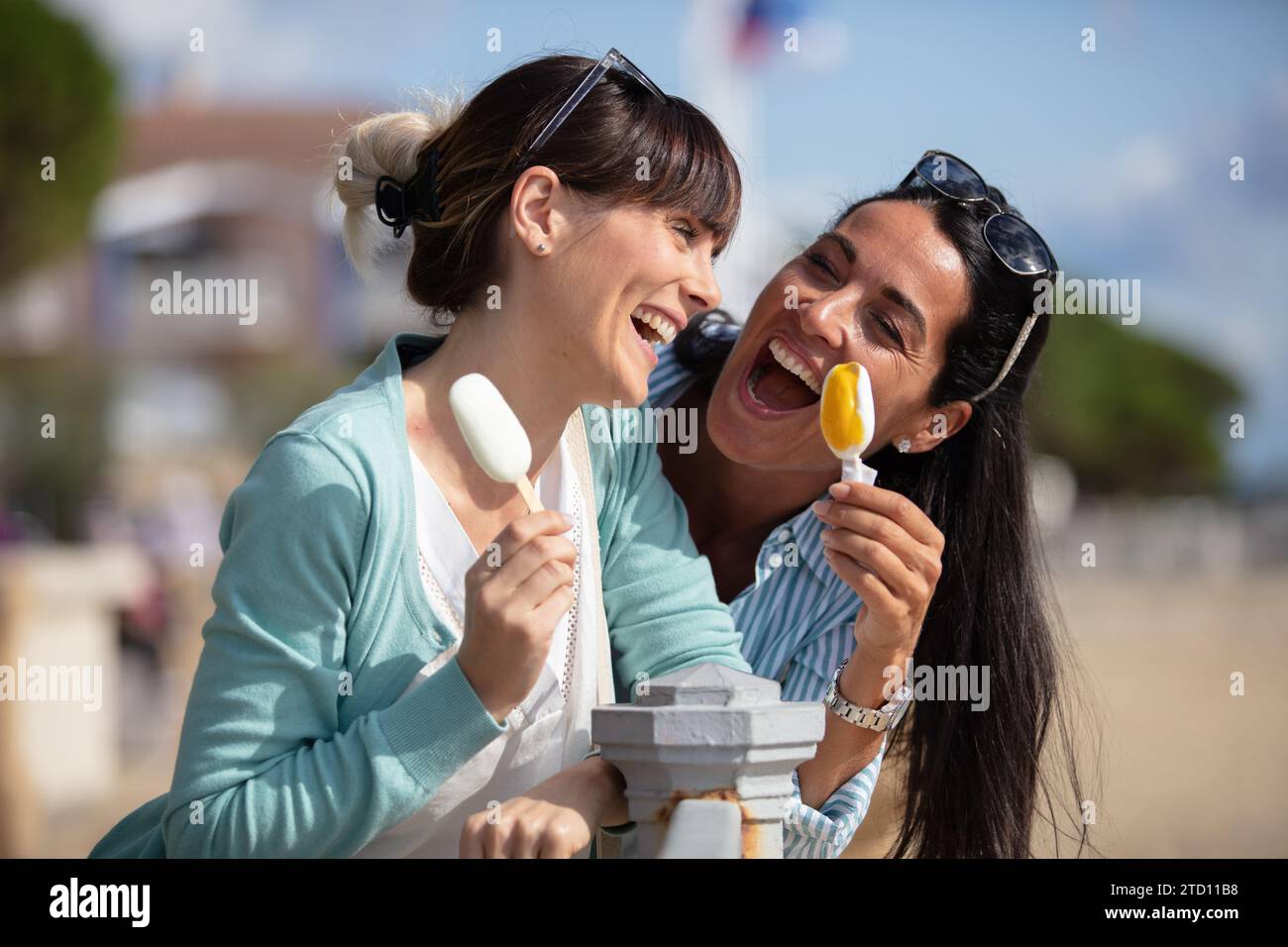 Smiling ice cream glasses hi-res stock photography and images - Alamy