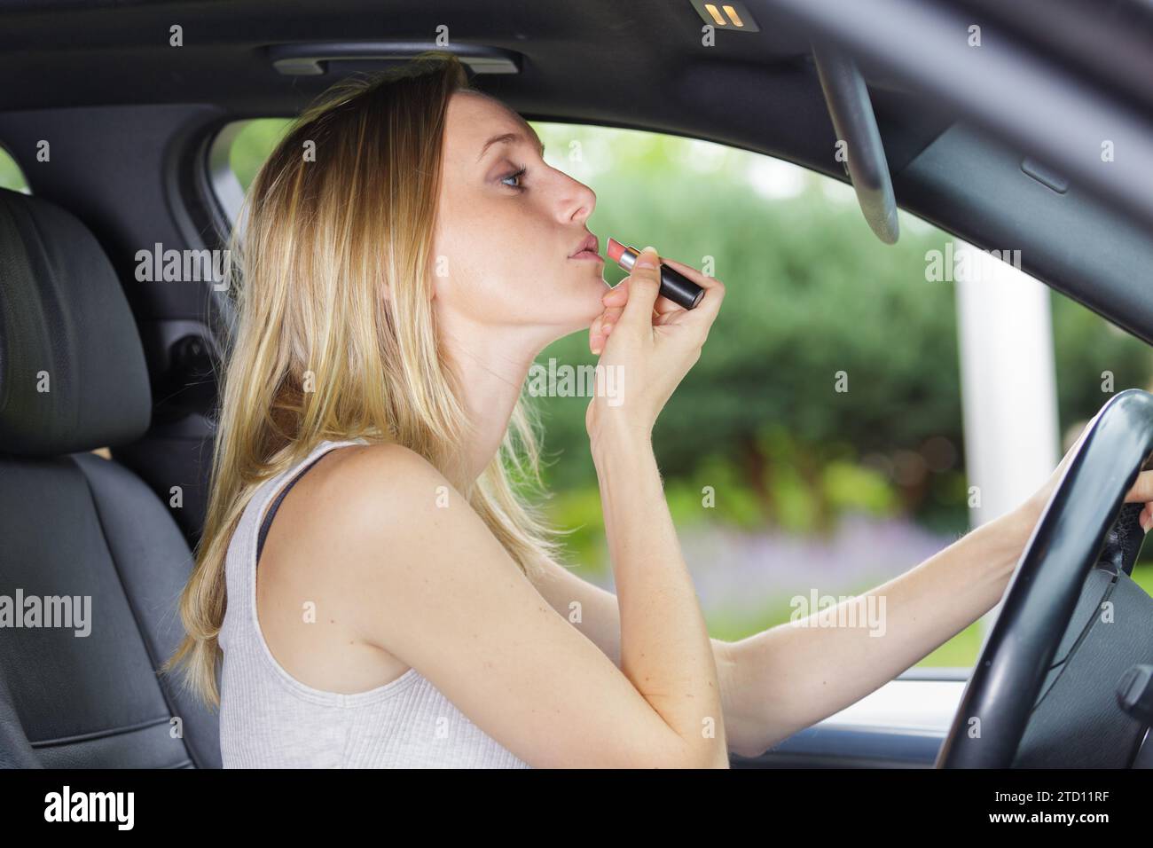 woman putting on lipstick in a car Stock Photo - Alamy