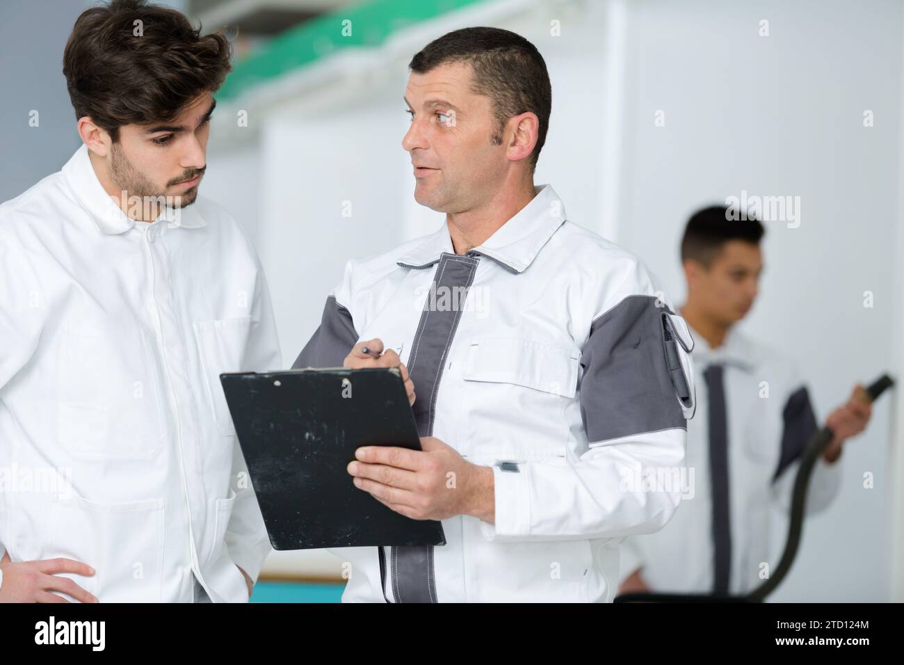 a teacher talking to apprentice Stock Photo - Alamy