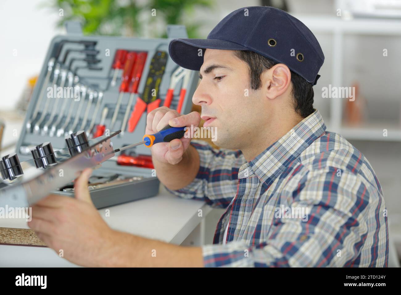 Craftsman installing new kitchen hi-res stock photography and images ...
