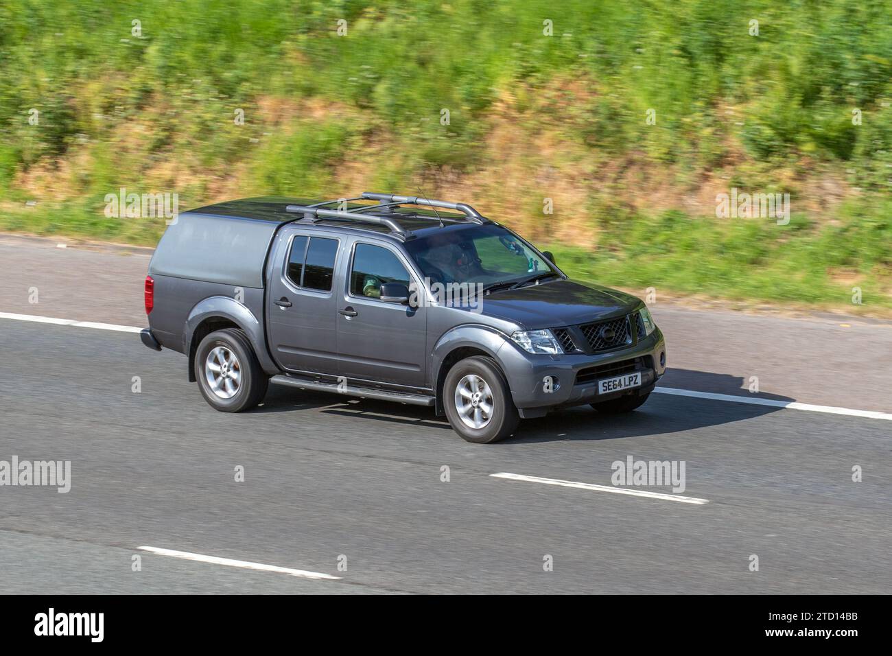 Nissan navara 2 5 dci tekna auto 4wd euro 5 4dr hi-res stock ...