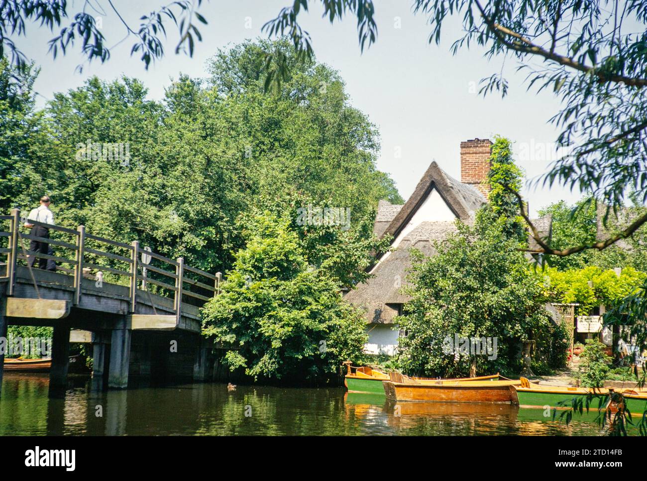 Thatched Bridge Cottage, River Stour, Flatford Mill, Suffolk, England ...