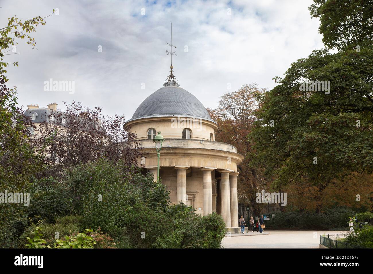 Parc monceau rotunda paris hi-res stock photography and images - Alamy