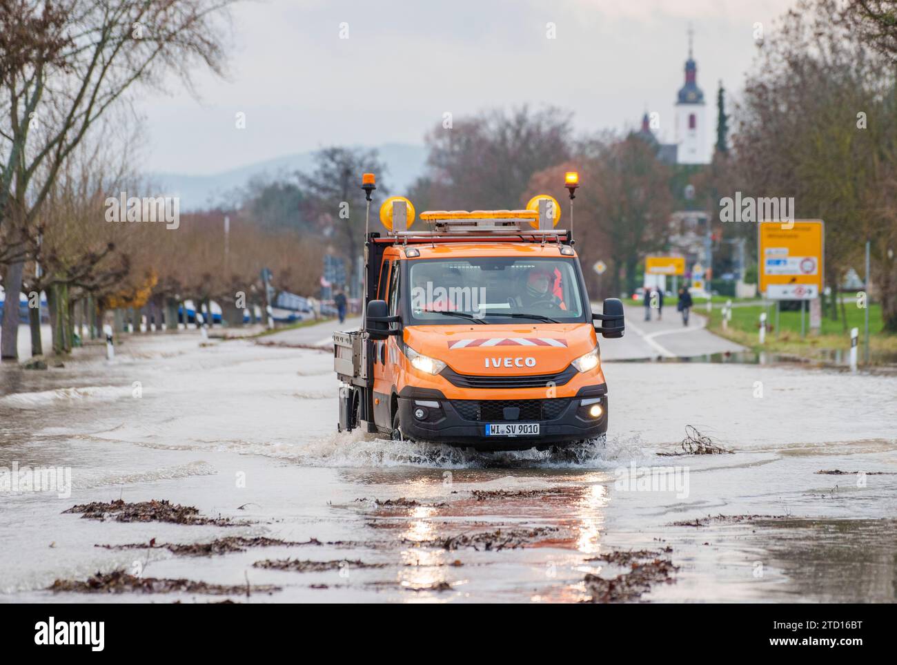 15 December 2023, Hesse, Oestrich-Winkel: A Hessen Mobil vehicle with ...