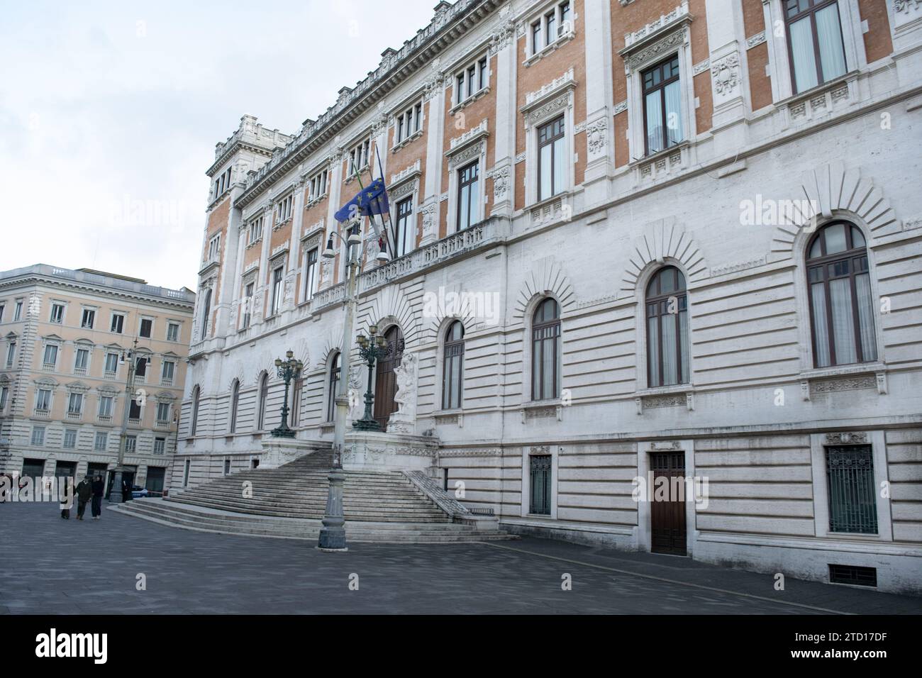 parliament square in Rome with the rear facade of the chamber of ...
