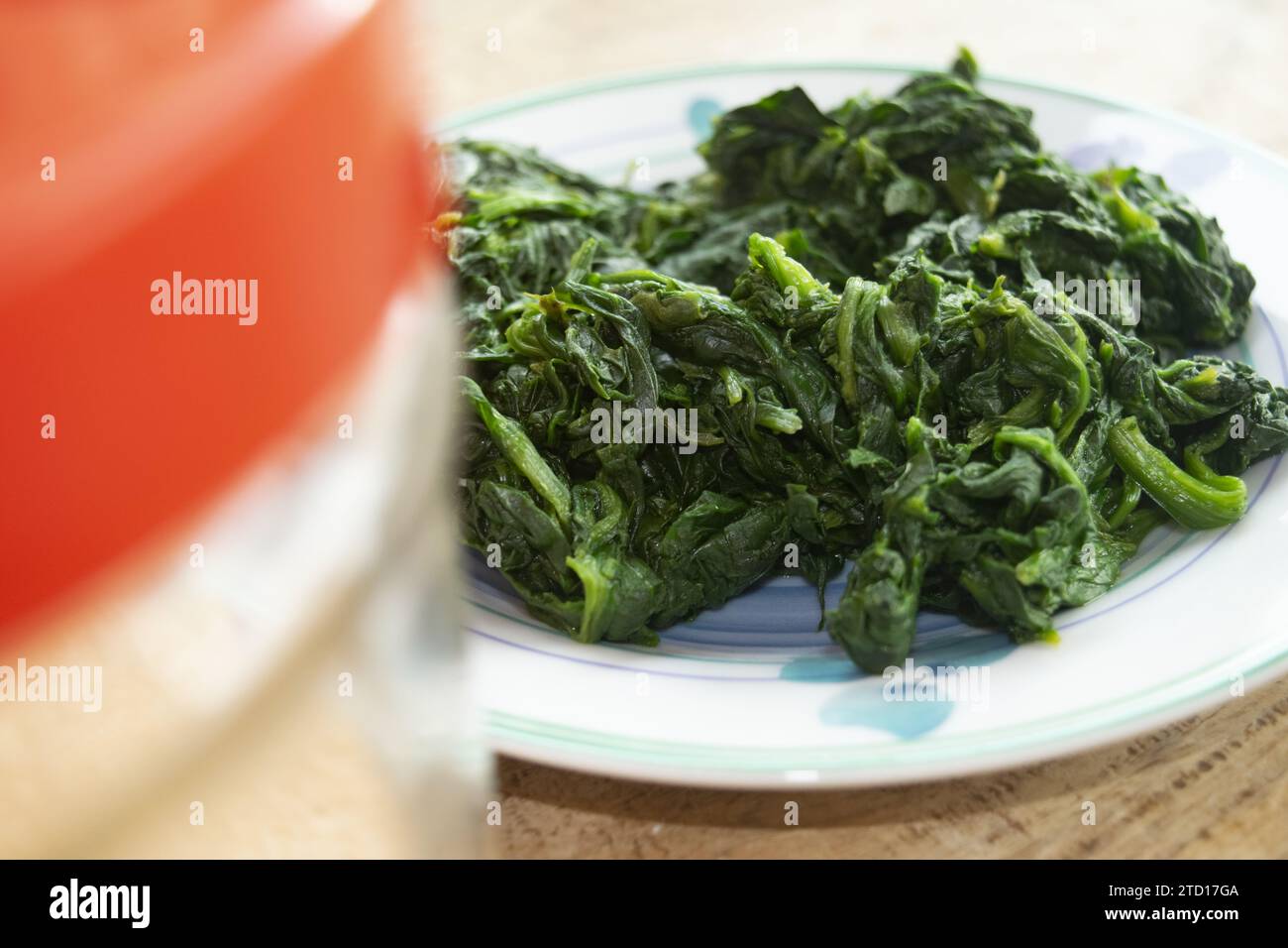 steamed spinach and sautéed with butter Stock Photo - Alamy