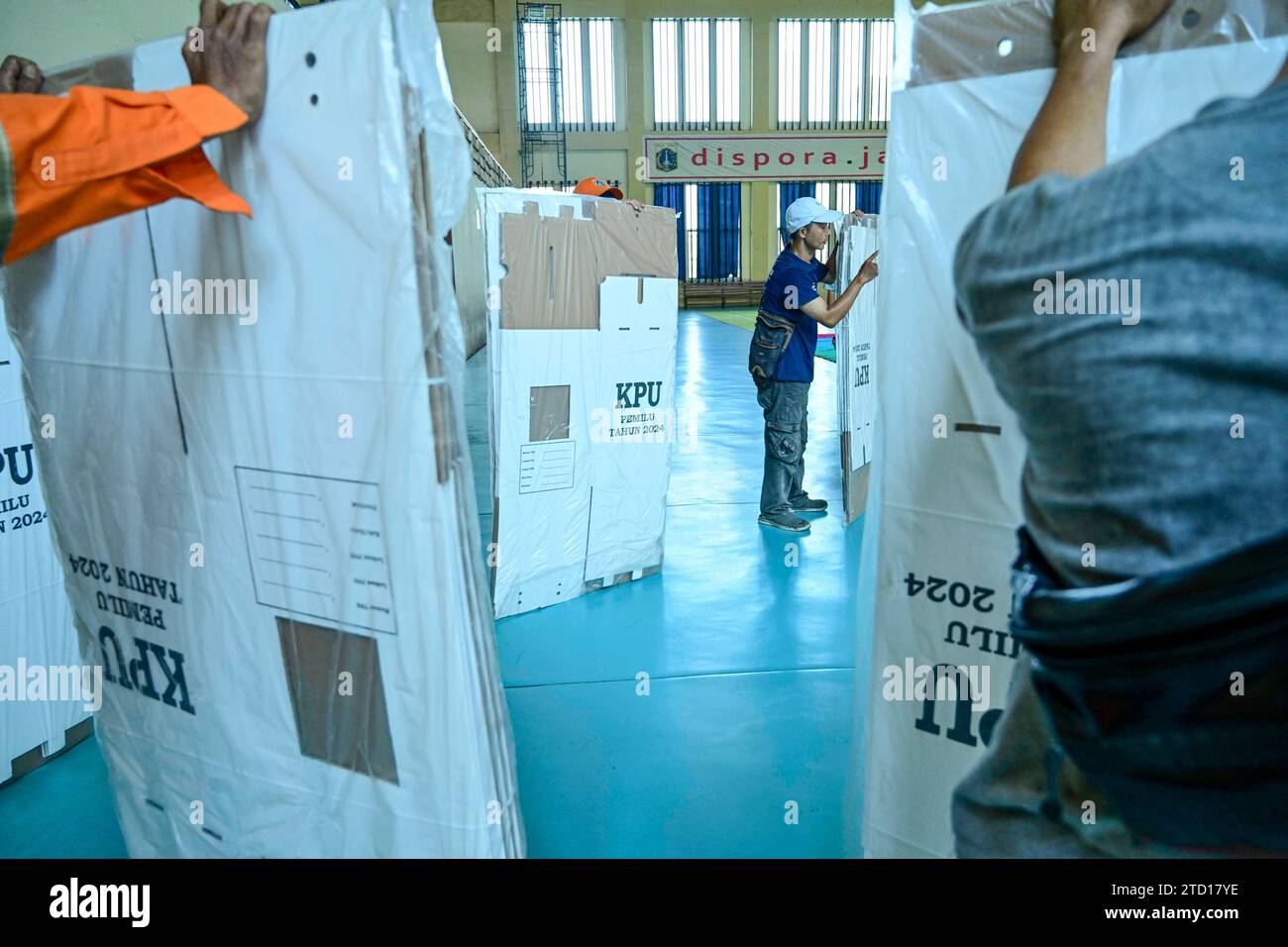 (231215) -- JAKARTA, Dec. 15, 2023 (Xinhua) -- Workers lift cardboards to be set up as ballot ...