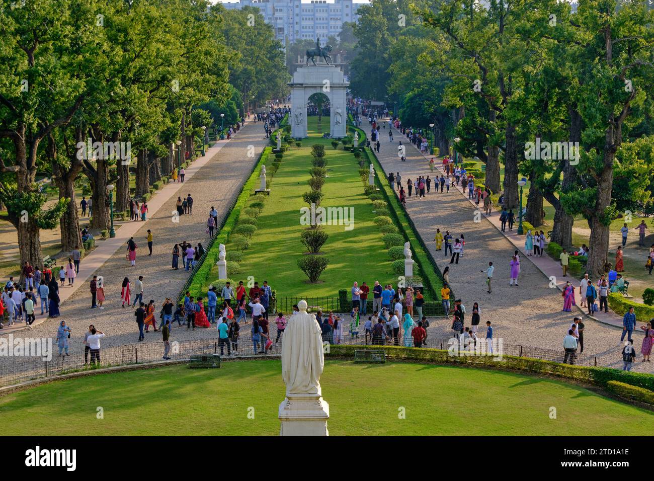 The southern gardens of Victoria Memorial with King Edward VII Arch ...