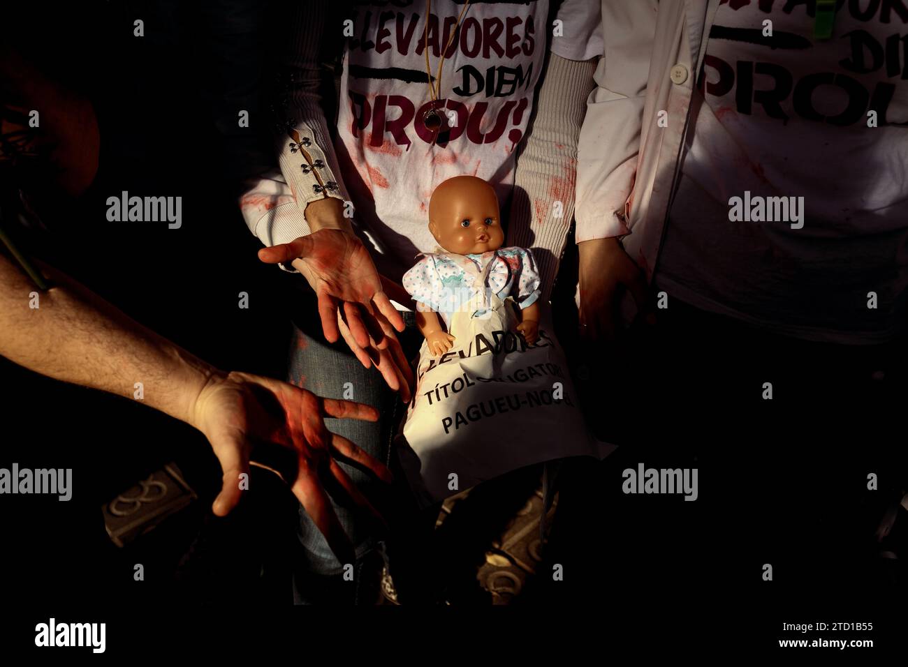 Barcelona, Spain. 15 December, 2023: Midwives color their hands blood ...