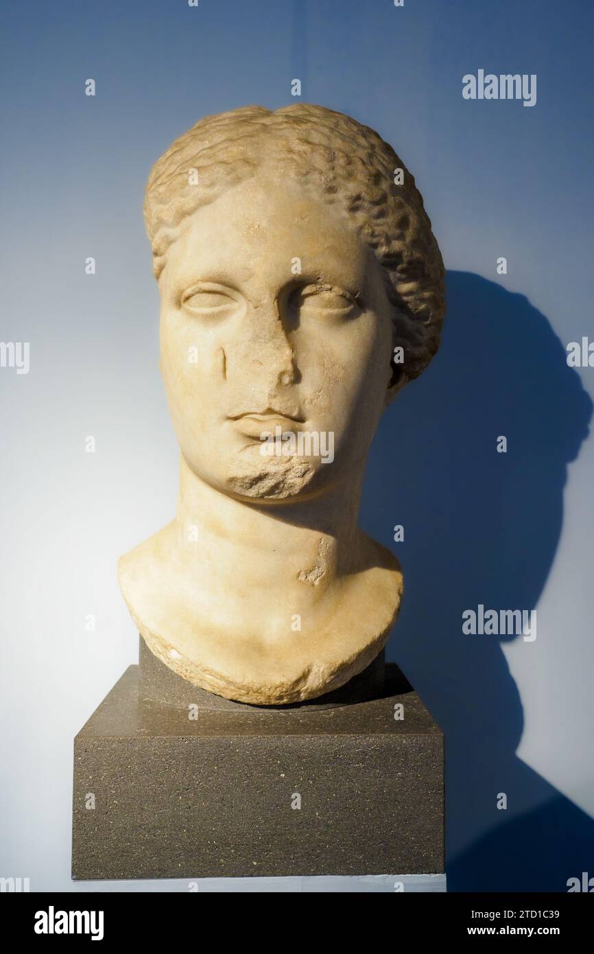 Colossal head of Goddess (Mens?). Greek insular marble. The head ...