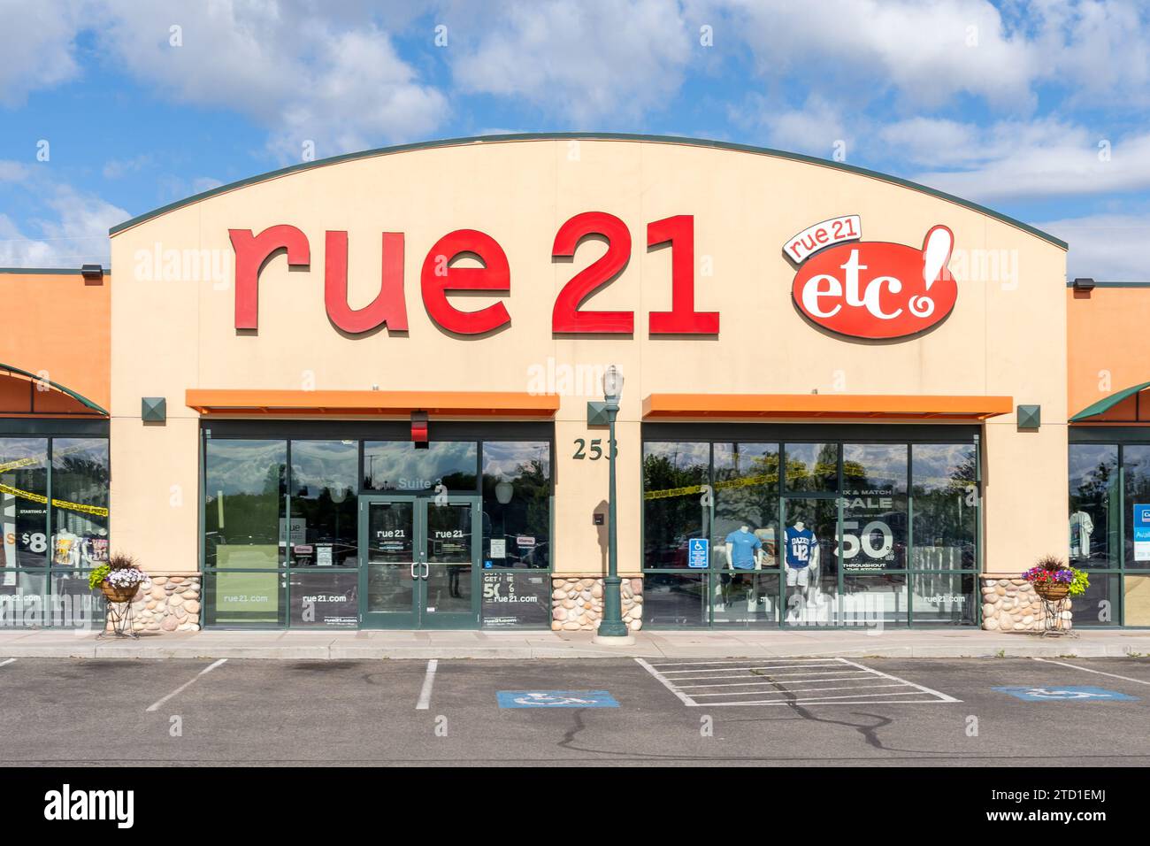 Fashion forward storefront hi-res stock photography and images - Alamy