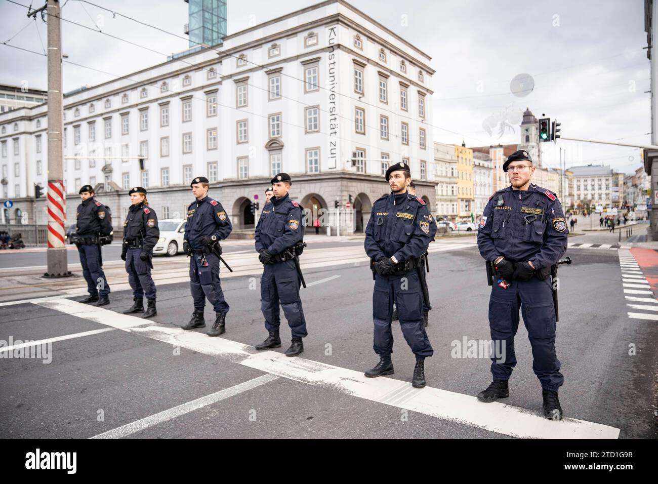 Linz, Österreich. 15. Dezember 2023. Polizei bei einem Protest auf der ...
