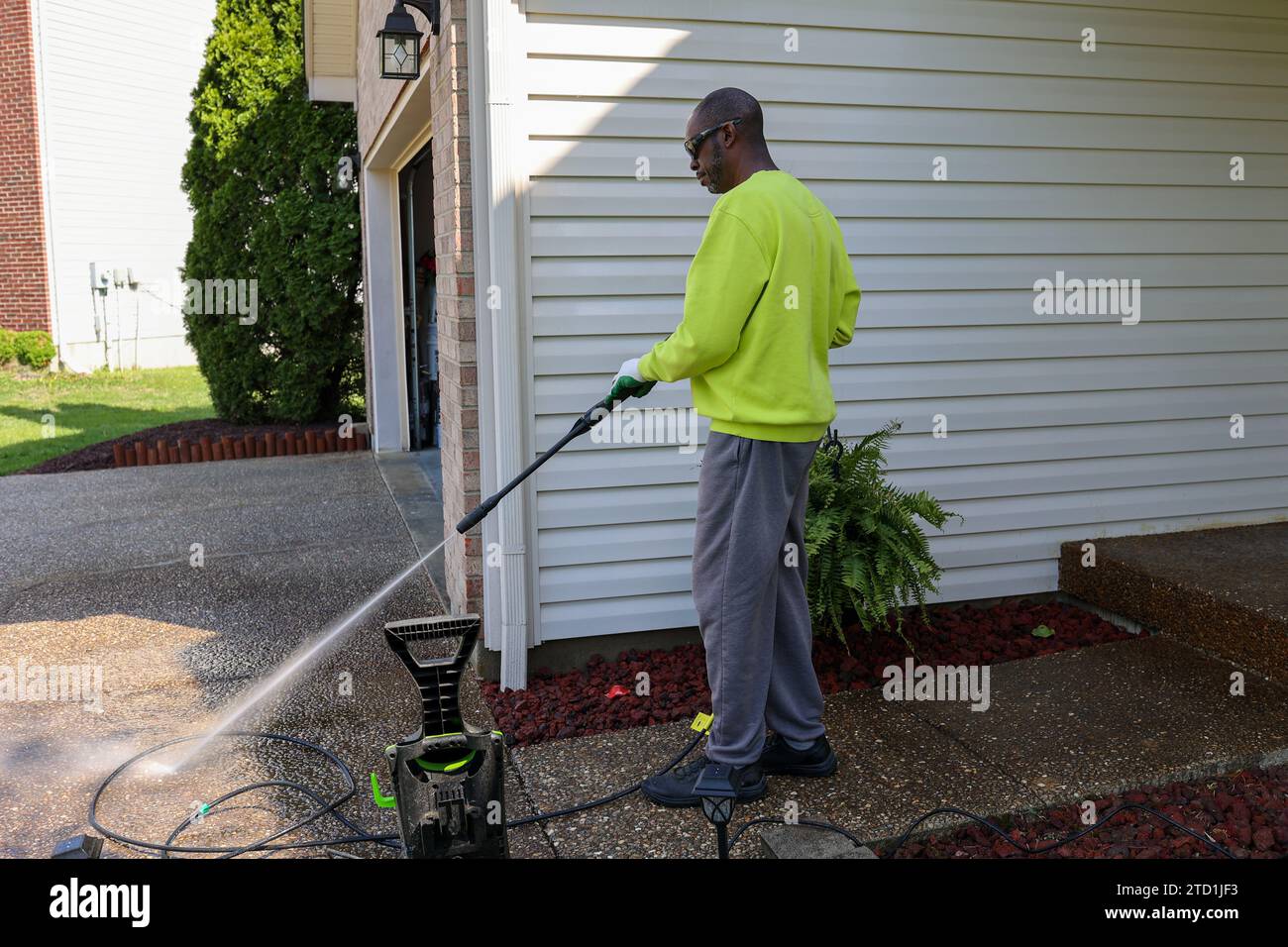 Man pressure washing a building hi-res stock photography and images - Alamy