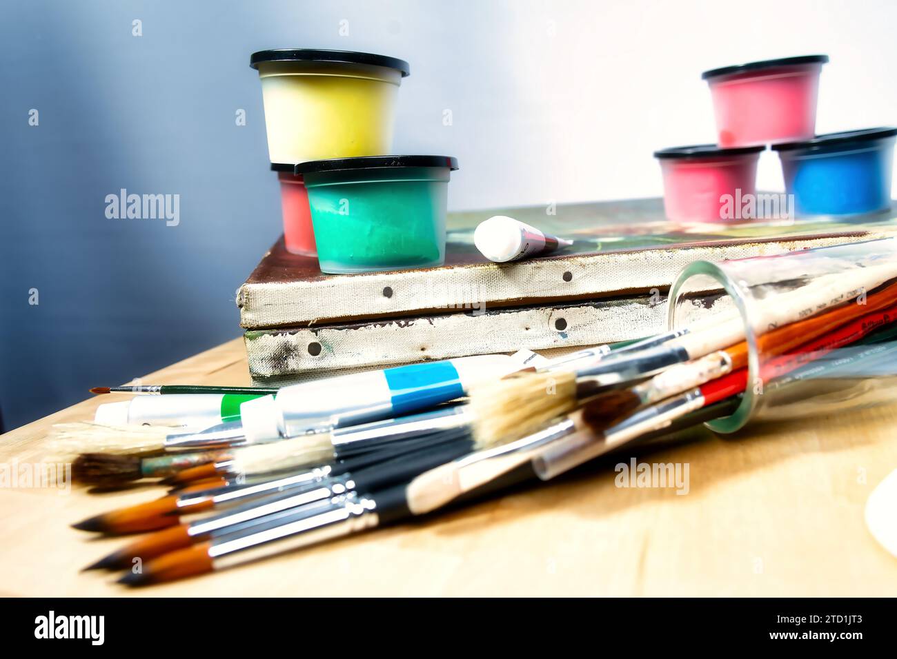 Palette table hi-res stock photography and images - Alamy