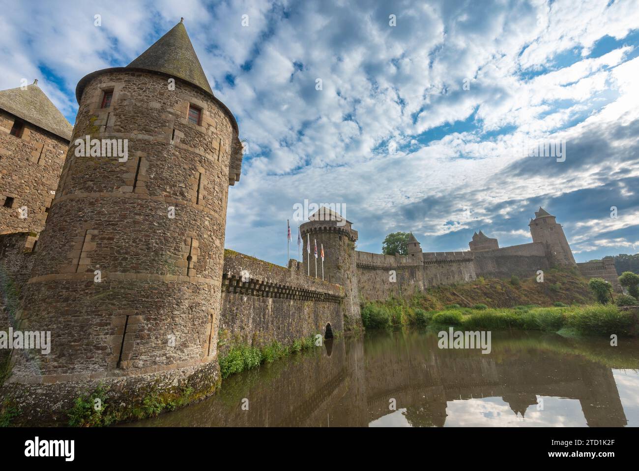 Stone walls towers castle hi-res stock photography and images - Alamy