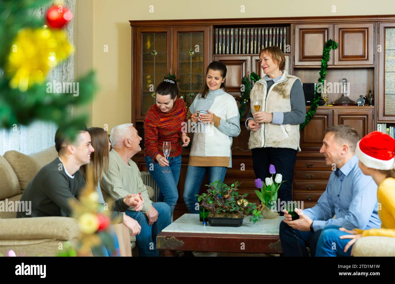 Family on Christmas eve at home Stock Photo - Alamy