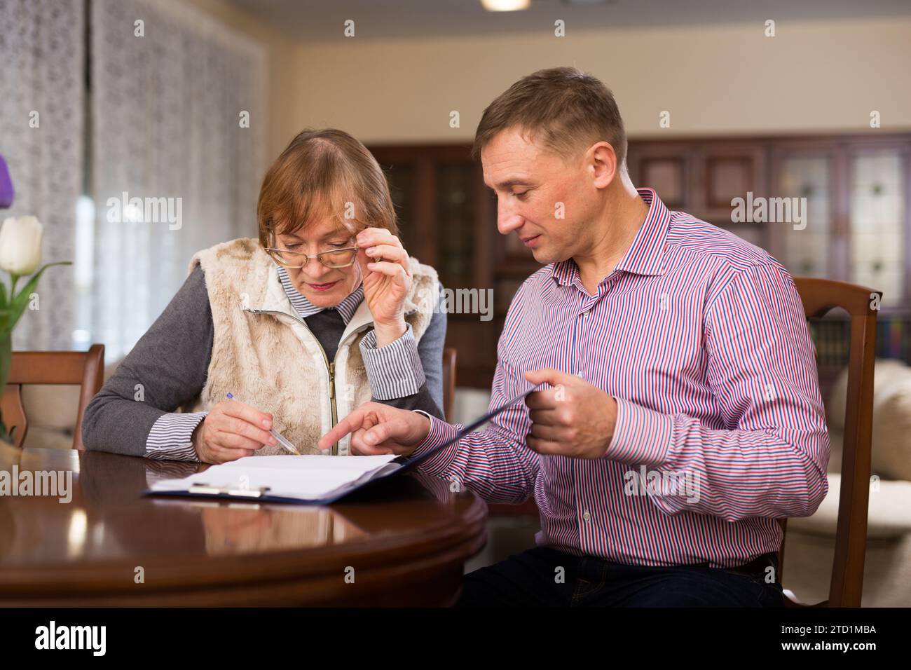 Man fill out documents hi-res stock photography and images - Alamy