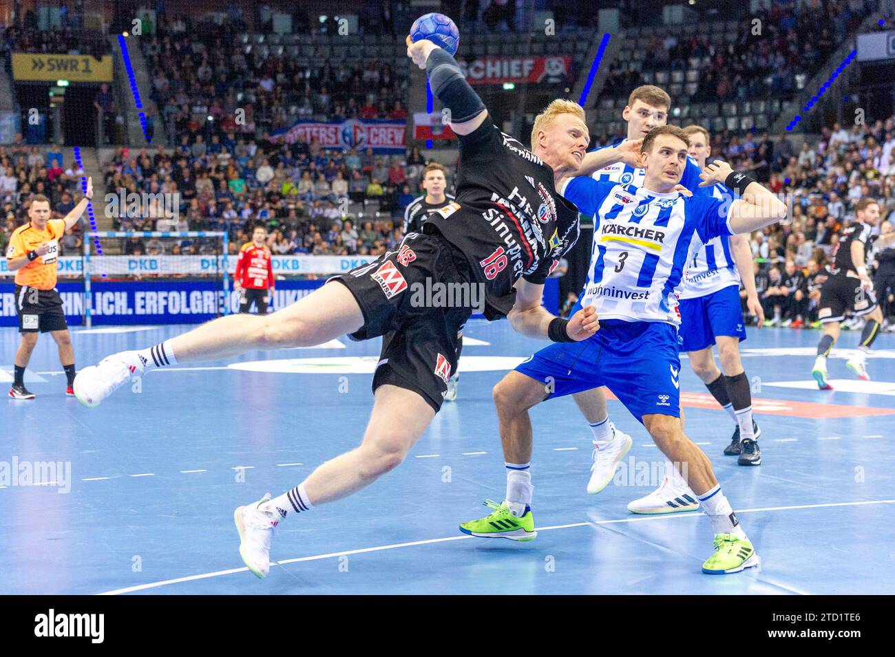 Sebastian Firnhaber (HC Erlangen, #18) setzt sich durch gegen Max ...