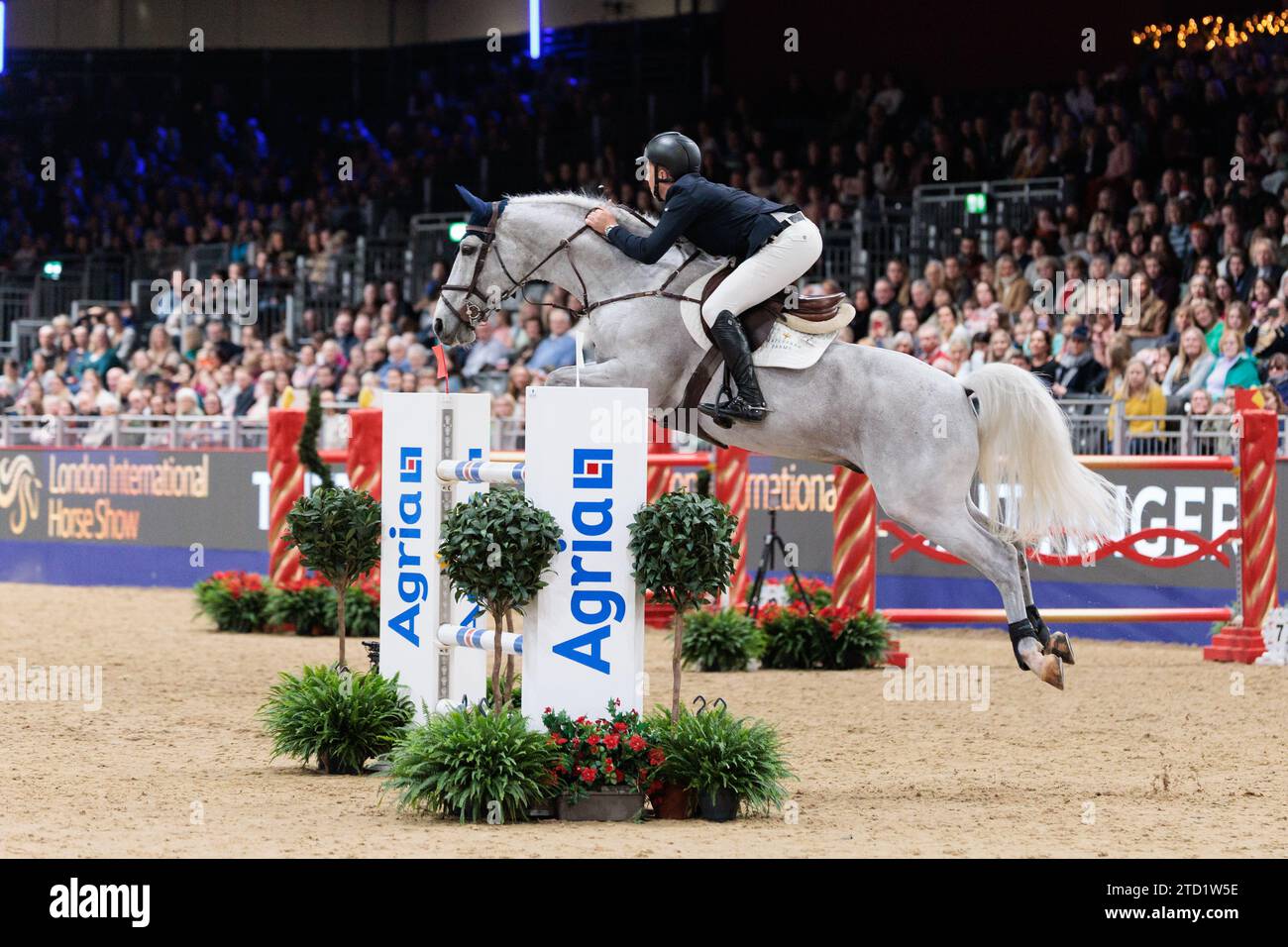 London, UK. 15th Dec 2023. Matthew Sampson of Great Britain with Daniel ...
