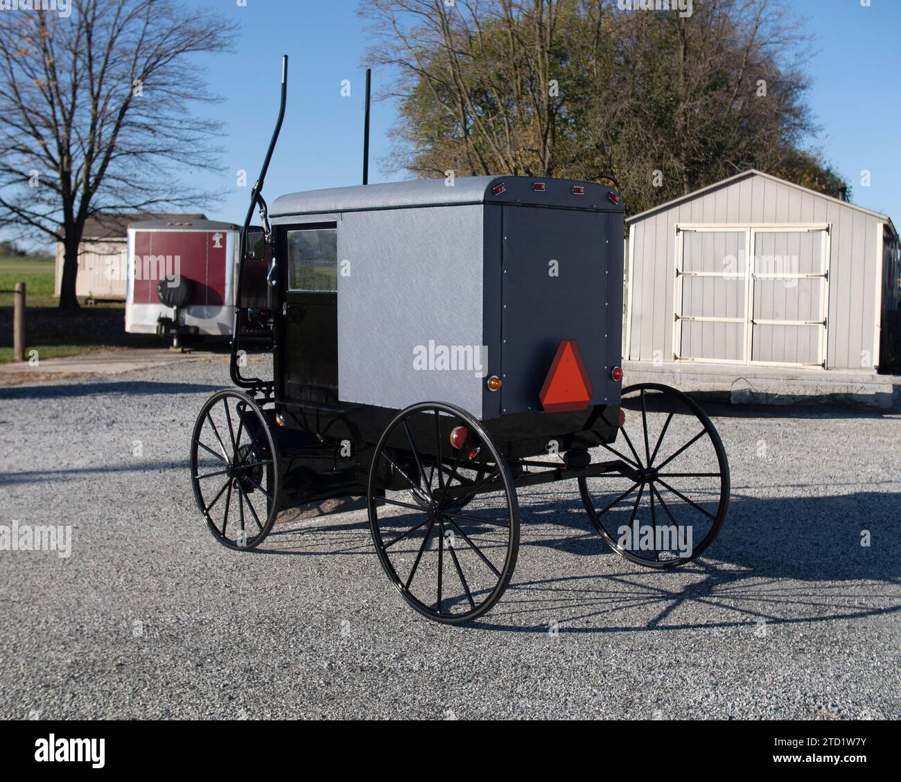 Amish horse drawn buggy on a rural road hi-res stock photography and ...