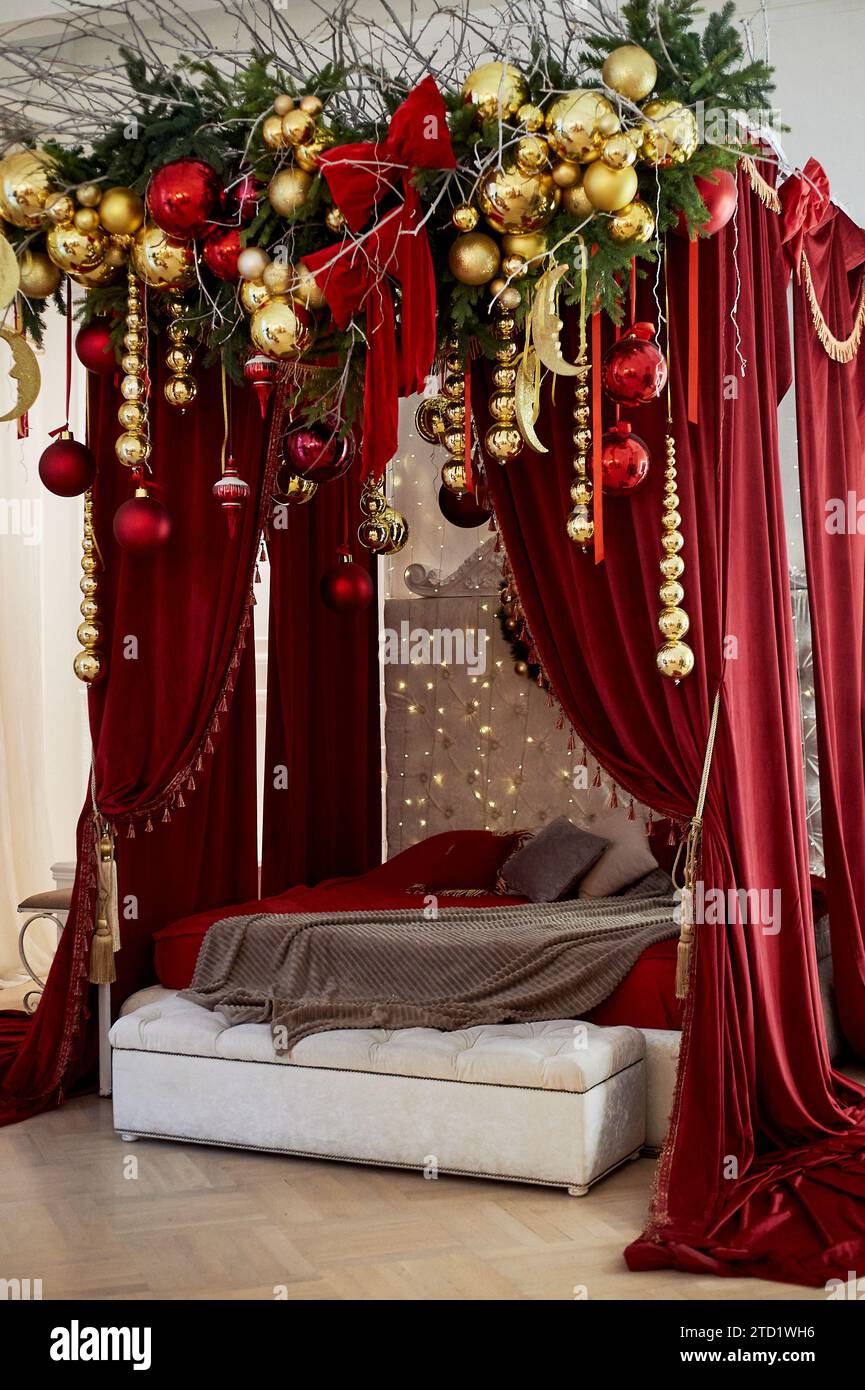Red velvet canopy hi-res stock photography and images - Alamy
