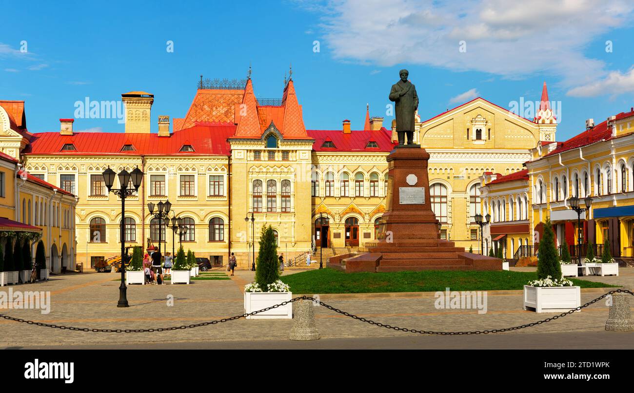 Red Square in Rybinsk with view of Art Museum and monument to Lenin ...