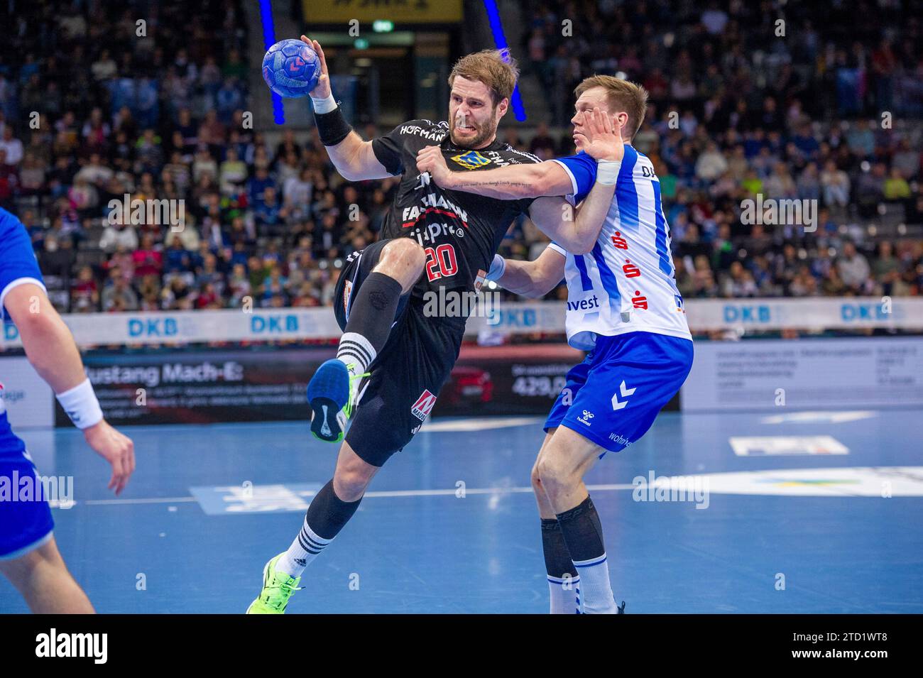 Nico Buedel (HC Erlangen, #20) va. Adam Loenn (TVB Stuttgart, #11 ...