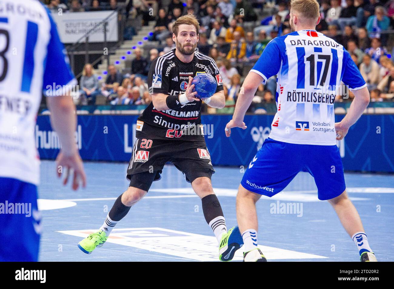 Nico Buedel (HC Erlangen, #20) vs. Samuel Roethlisberger (TVB Stuttgart, #17) / TVB Stuttgart ...
