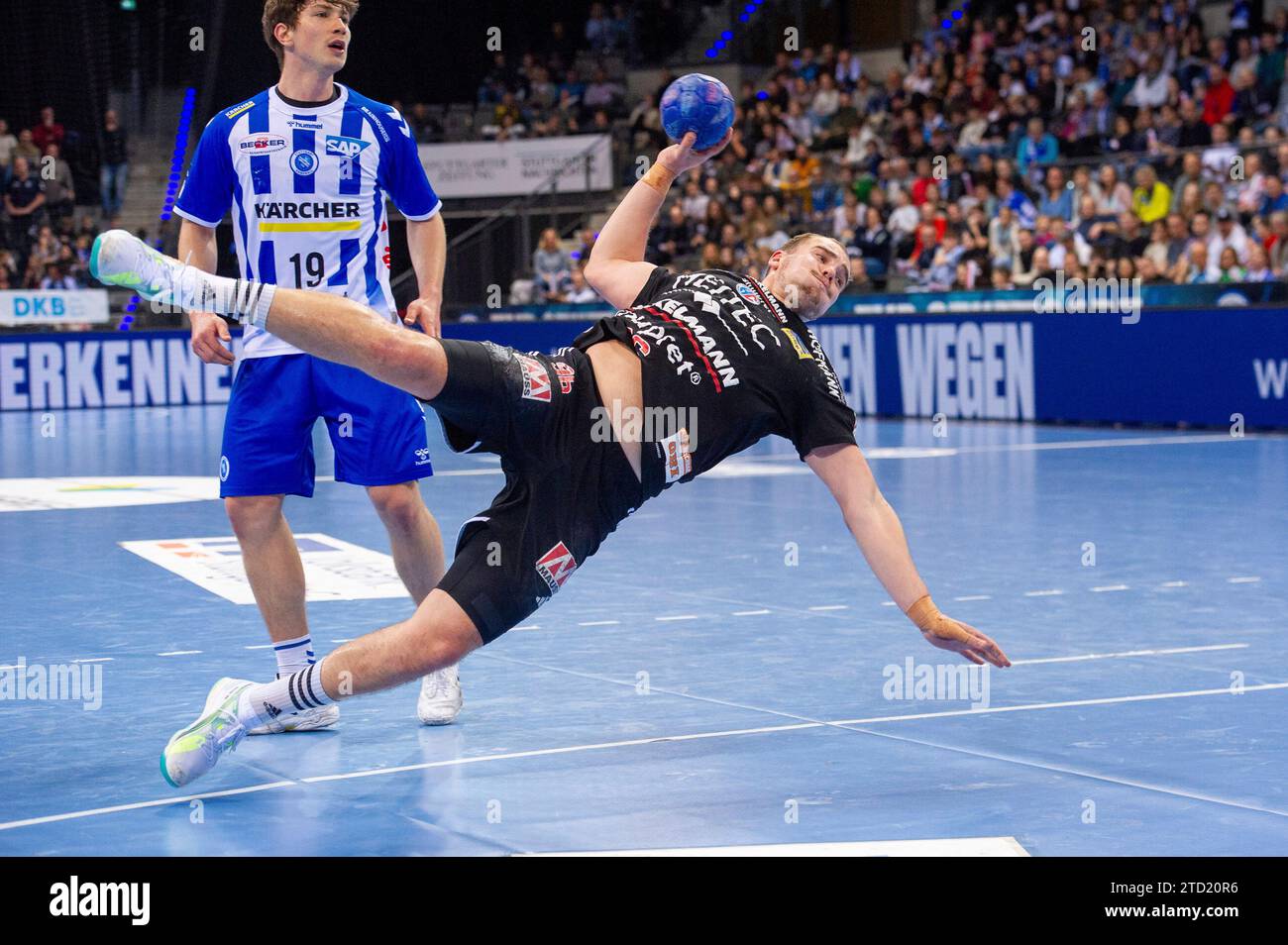 Tim Zechel (HC Erlangen, #96) - vorbei an Fynn-Luca Nicolaus (TVB ...
