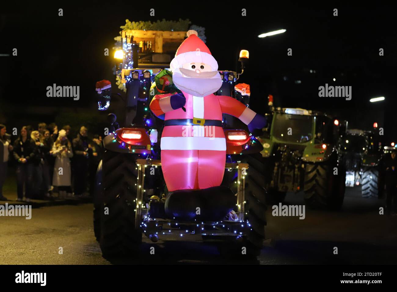 15 December 2023, North Rhine-Westphalia, Kürten: A glowing Santa Claus ...