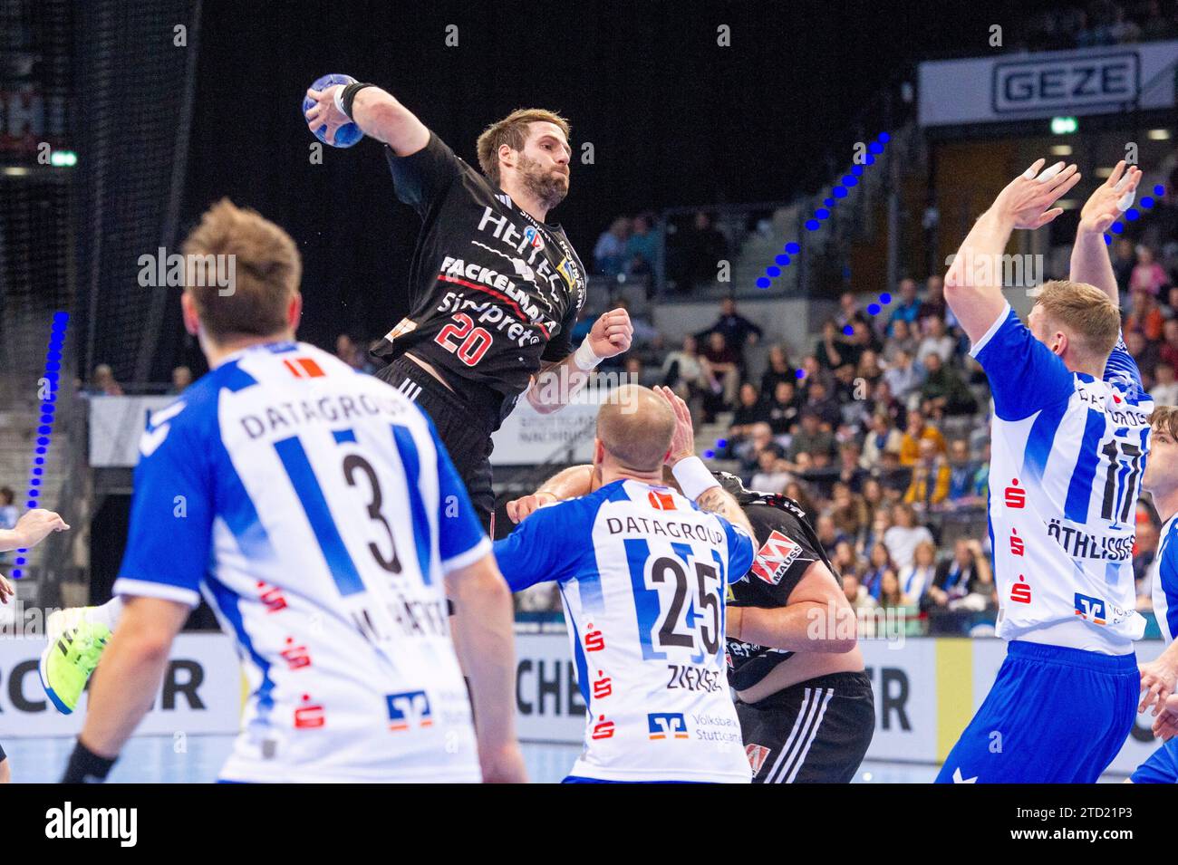 Nico Buedel (HC Erlangen, #20) ueber Patrick Zieker (TVB Stuttgart, #25 ...