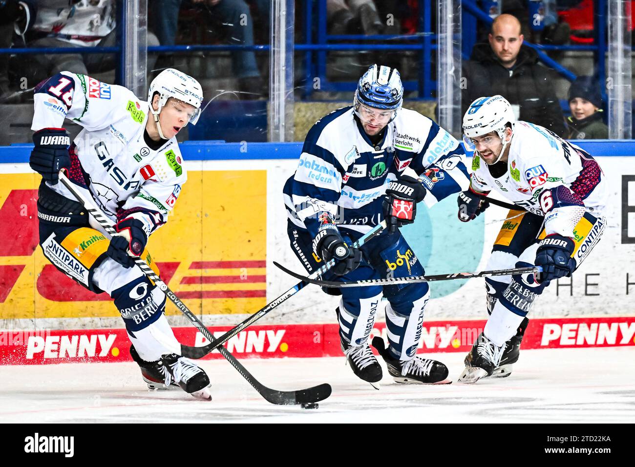 Eric Cornel (Iserlohn Roosters, #18) Jonas Mueller (Eisbaeren Berlin ...