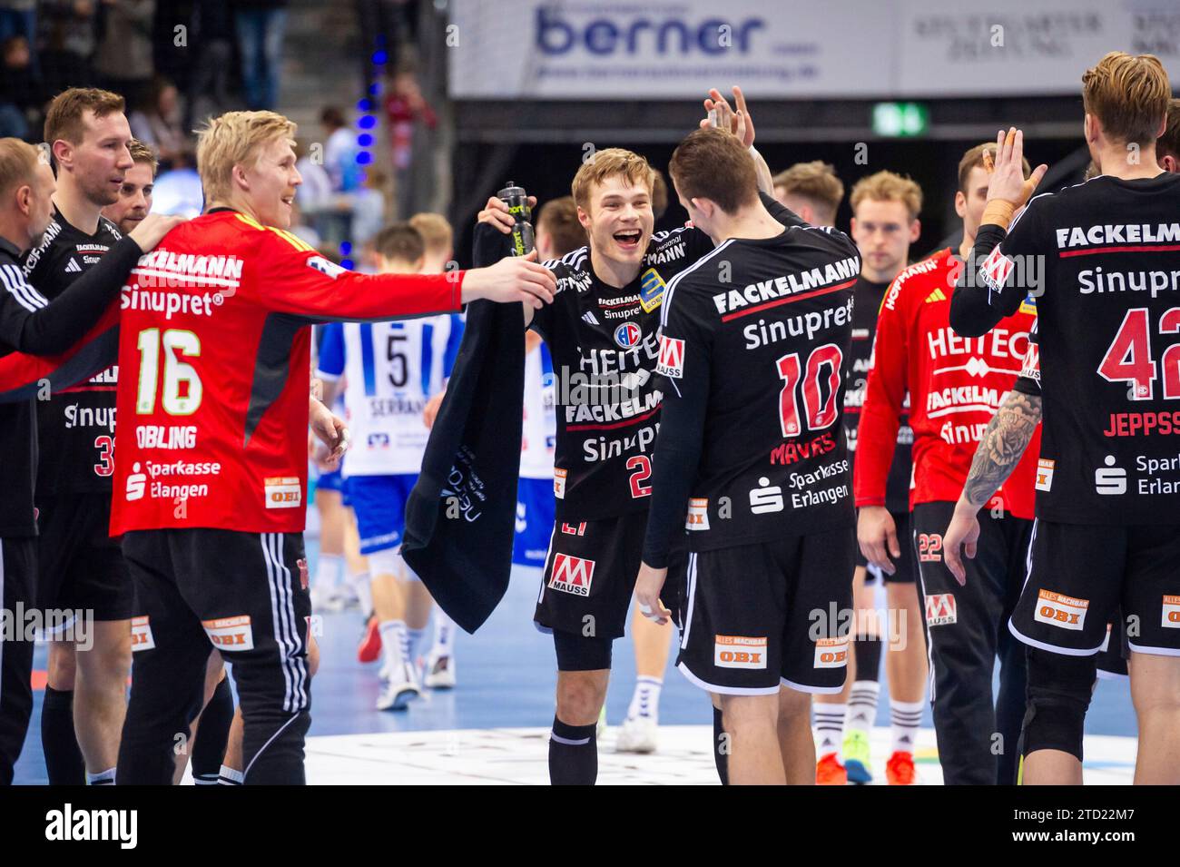 Jubel beim HC Erlangen nach Auswaertssieg / TVB Stuttgart - HC Erlangen, Sport, Handball, 2023/ ...